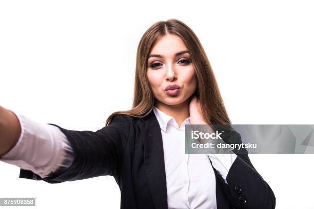 Selfie 사진 고립 된 흰색 배경 만들고 카메라를 보고 아름 다운 장난 비즈니스 여자의 근접 촬영 귀여운에 대한 스톡 사진
