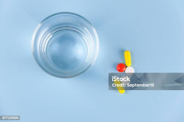 Beberapa Tablet Beraneka Warna Dengan Obatobatan Terletak Pada Latar