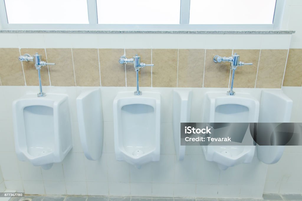 Deretan Urinoir Toilet Umum Pria Closeup Urinal Putih Di Kamar Mandi ... Deretan Urinoir Toilet Umum Pria Closeup Urinal Putih Di Kamar Mandi ...