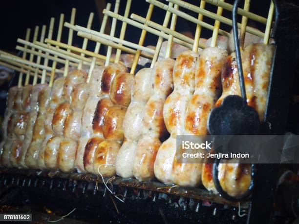 Memanggang Sosis Di Atas Panggangan Barbekyu Bbq Di Kebun Sosis Bavaria