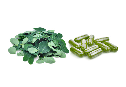 Moringa 잎 및 Moringa Oleifera 캡슐 흰색 배경에 고립 건강관리와 의술에 대한 스톡 사진 및 기타 이미지