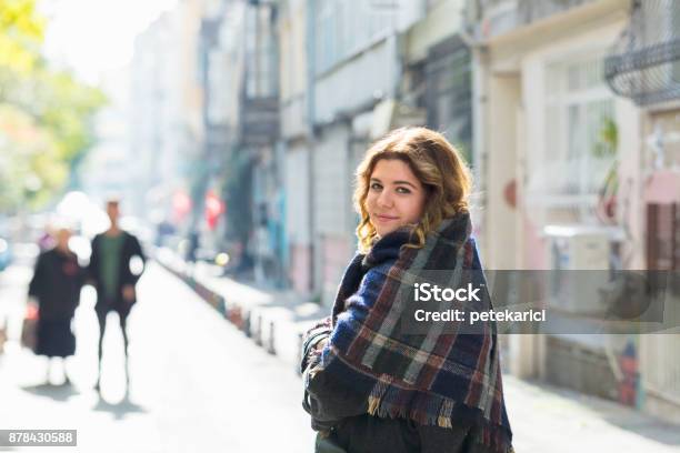 Photo Libre De Droit De Femme Heureuse Souriante À Lextérieur Et