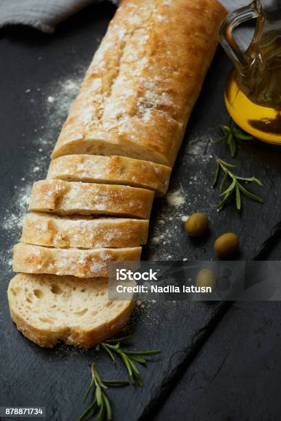 Ciabatta 빵 슬라이스 올리브 올리브 오일과 로즈마리와 검은 돌 표면에 가루 로즈마리에 대한 스톡 사진 및 기타 이미지