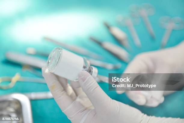 Tangan Memegang Jarum Suntik Dan Botol Obat Bersiap Untuk Injeksi Foto