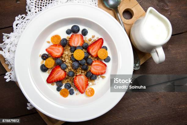 건강 한 아침 식사 Muesli 딸기 블루베리 Physalis와 사 우 어 크림 과일에 대한 스톡 사진 및 기타 이미지 과일