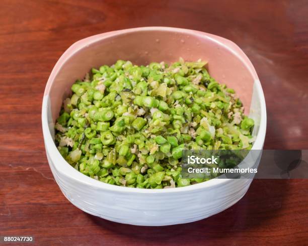 Cowpea 소금에 절인 양배추와 슬라이스 및 돼지고기 볶음 그릇에 퍼프 건강에 좋지 않은 음식에 대한 스톡 사진 및 기타