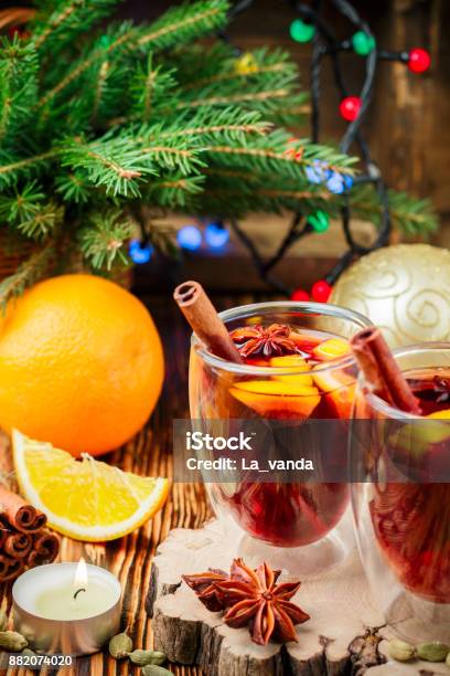 Mulled 와인크리스마스 음료 유리 컵에 아니 스 카 다 몬 계 피 오렌지와 뜨거운 새 해입니다 선택적 초점 0명에 대한 스톡