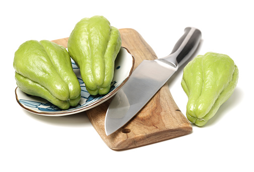 Chayote 흰색 배경의 과일에 대한 스톡 사진 및 기타 이미지 과일 도마 요리 도구 배 Istock