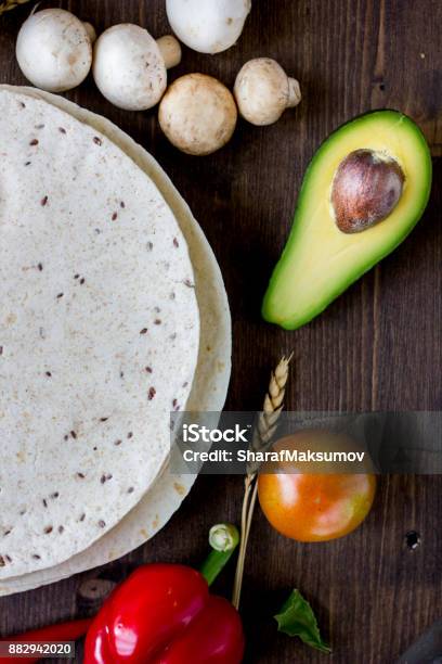 Tortillas나무 테이블에 야채와 함께 옥수수 빵 곡초류에 대한 스톡 사진 및 기타 이미지 곡초류 껍데기 날씬한