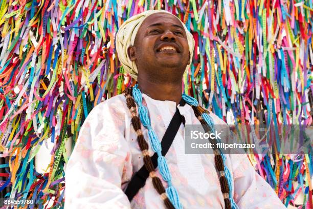 Candomble 신부 Bonfim 교회 살바도르 바이아 브라질에서에서 전통적인 옷을 입고 Bahian Carnival에 대한
