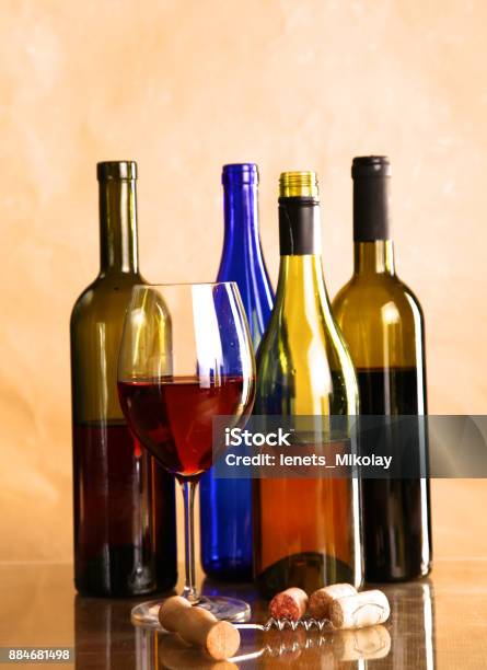 ขวดไวน์และแก้วบนโต๊ะ ภาพสต็อก ดาวน์โหลดรูปภาพตอนนี้ Alcoholics