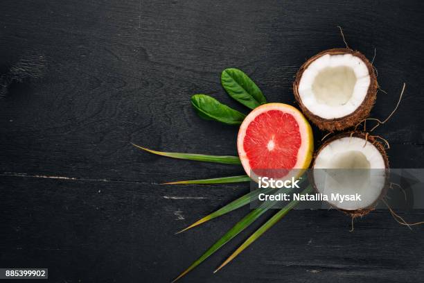 Kelapa Dan Jeruk Bali Buahbuahan Segar Pada Latar Belakang Kayu
