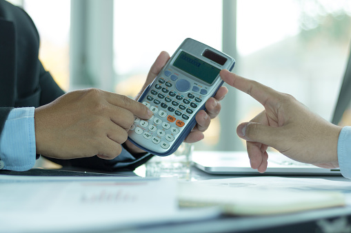 Dua Pebisnis Yang Menggunakan Kalkulator Dengan Konsep Keuangan Data