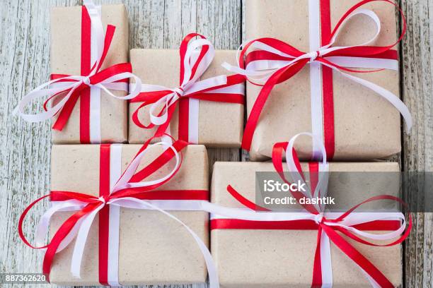Tampilan Atas Kotak Hadiah Yang Dibungkus Kertas Kerajinan Dengan Busur ... Tampilan Atas Kotak Hadiah Yang Dibungkus Kertas Kerajinan Dengan Busur ...