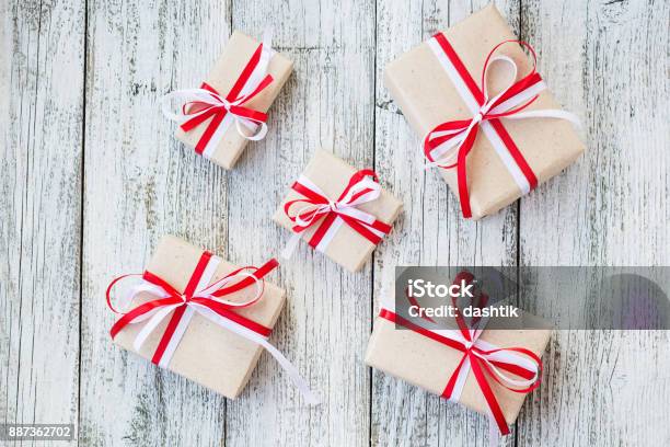 Tampilan Atas Kotak Hadiah Yang Dibungkus Kertas Kerajinan Dengan Busur ... Tampilan Atas Kotak Hadiah Yang Dibungkus Kertas Kerajinan Dengan Busur ...