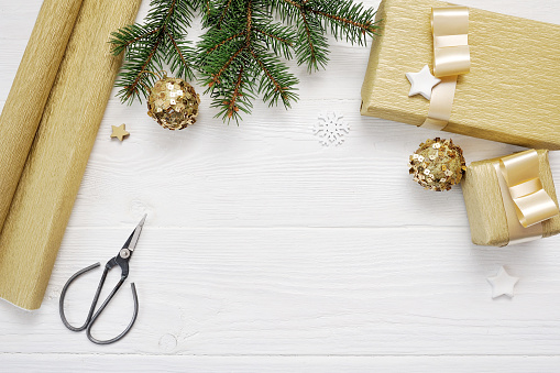 Mockup Dekorasi Pohon Natal Tampilan Atas Packing Kertas Dan Emas ... Mockup Dekorasi Pohon Natal Tampilan Atas Packing Kertas Dan Emas ...