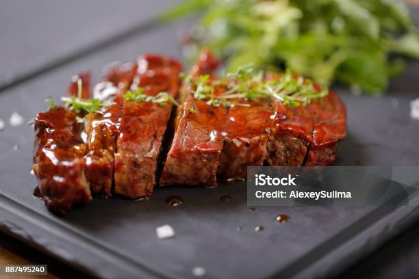 Steak Daging Sapi Panggang Dengan Rempahrempah Sous Di Piring Hitam