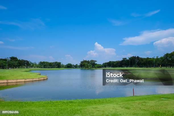 Rumput Hijau Lebar Lanskap Dan Langit Biru Lapangan Golf Foto Stok ... Rumput Hijau Lebar Lanskap Dan Langit Biru Lapangan Golf Foto Stok ...
