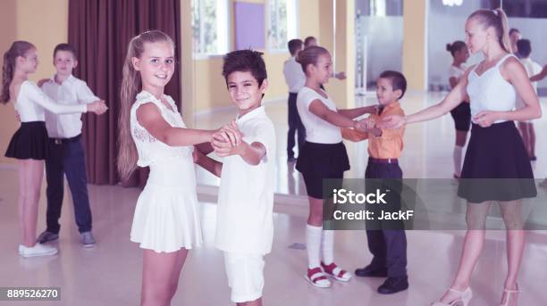 Niños Bailando La Danza Del Par En Clase Foto De Stock Y Más Banco De