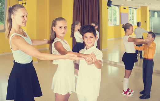 Niños Bailando La Danza Del Par En Clase Foto De Stock Y Más Banco De Imágenes De Bailarín