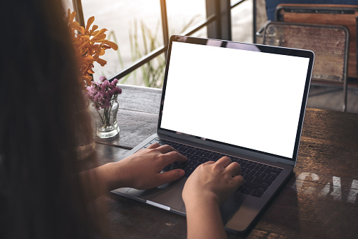 Gambar Mockup Tangan Menggunakan Dan Mengetik Di Laptop Dengan Layar