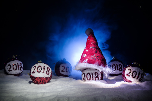 2018 번호와 자연 눈 배경에서 산타 클로스 모자 레드 크리스마스 공 새 해 복 많이 받으세요 2018 개념입니다 공간에 복사