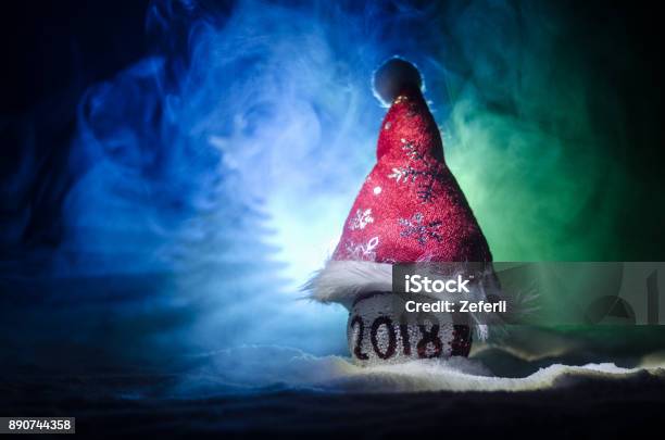 2018 번호와 자연 눈 배경에서 산타 클로스 모자 레드 크리스마스 공 새 해 복 많이 받으세요 2018 개념입니다 공간에 복사