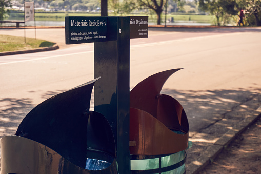 Ibirapuera 공원 상파울루 브라질에에서는 쓰레기 캔 교육에 대한 스톡 사진 및 기타 이미지 교육 도시 바구니