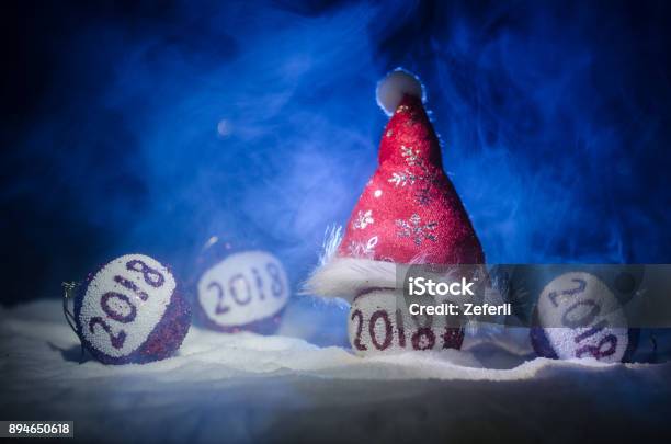 2018 번호와 자연 눈 배경에서 산타 클로스 모자 레드 크리스마스 공 새 해 복 많이 받으세요 2018 개념입니다 공간에 복사