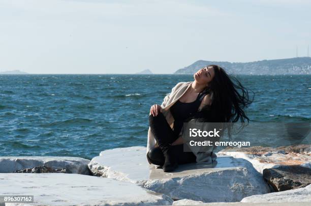 Wanita Cantik Muda Duduk Di Atas Batu Di Samping Laut Foto Stok - Unduh ... Wanita Cantik Muda Duduk Di Atas Batu Di Samping Laut Foto Stok - Unduh ...