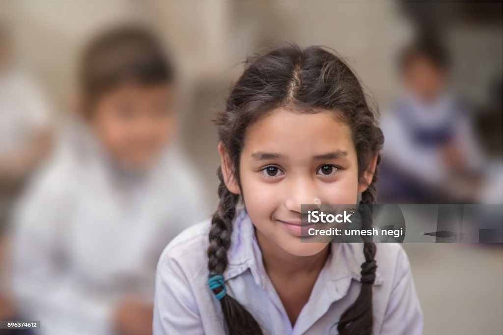 Photo Libre De Droit De Écolière En Uniforme De Lethnie Indienne Assis