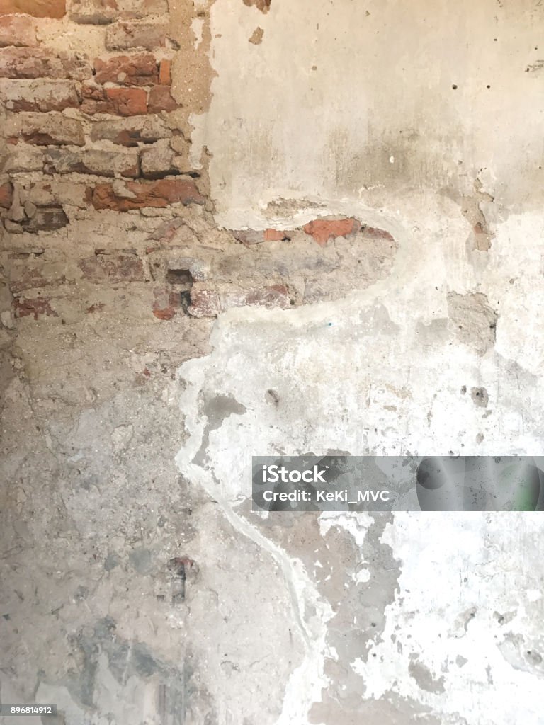 Dinding Bata Kotor Tua Dengan Plester Putih Yang Mengelupas Foto Stok