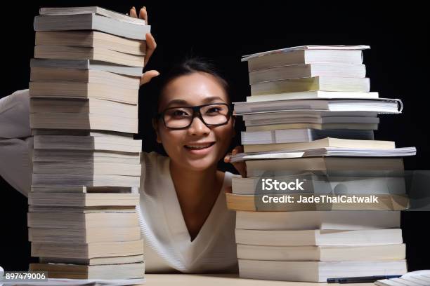 Gadis Berbaju Putih Membaca Banyak Buku Teks Di Atas Meja Dengan Banyak ... Gadis Berbaju Putih Membaca Banyak Buku Teks Di Atas Meja Dengan Banyak ...