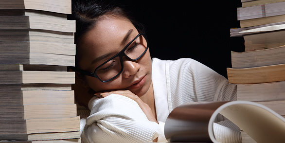 Gadis Berbaju Putih Membaca Banyak Buku Teks Di Atas Meja Dengan Banyak ... Gadis Berbaju Putih Membaca Banyak Buku Teks Di Atas Meja Dengan Banyak ...