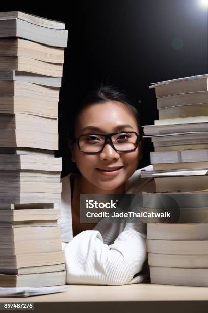 Gadis Berbaju Putih Membaca Banyak Buku Teks Di Atas Meja Dengan Banyak ... Gadis Berbaju Putih Membaca Banyak Buku Teks Di Atas Meja Dengan Banyak ...
