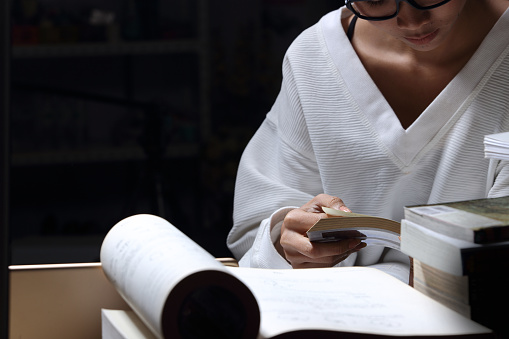 Gadis Berbaju Putih Membaca Banyak Buku Teks Di Atas Meja Dengan Banyak ... Gadis Berbaju Putih Membaca Banyak Buku Teks Di Atas Meja Dengan Banyak ...