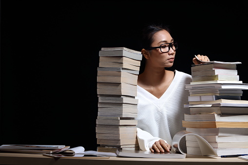 Gadis Berbaju Putih Membaca Banyak Buku Teks Di Atas Meja Dengan Banyak ... Gadis Berbaju Putih Membaca Banyak Buku Teks Di Atas Meja Dengan Banyak ...