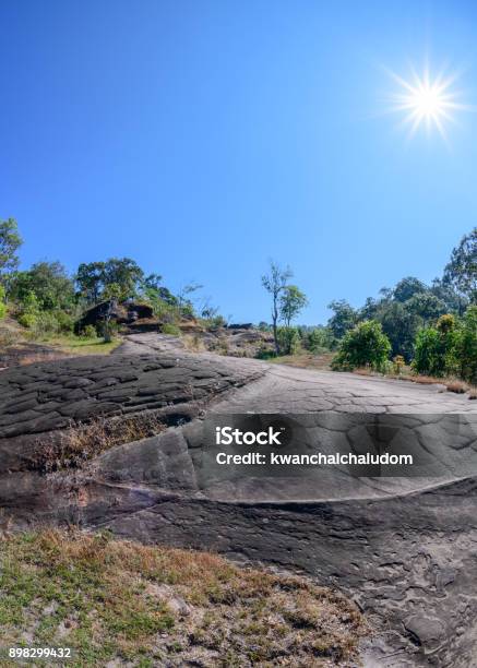 Batu Besar Di Jalur Alam Di Taman Nasional Phu Hin Rong Kla Foto Stok ... Batu Besar Di Jalur Alam Di Taman Nasional Phu Hin Rong Kla Foto Stok ...
