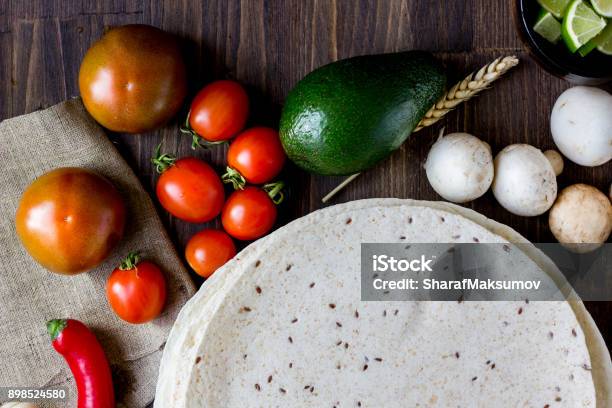 Tortillas나무 테이블에 야채와 함께 옥수수 빵 껍데기에 대한 스톡 사진 및 기타 이미지 껍데기 파히타 곡초류
