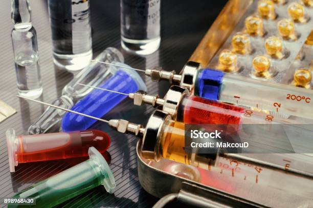 Jarum Suntik Dengan Obat Pada Kotak Sterilisasi Ampul Dan Botol Dengan