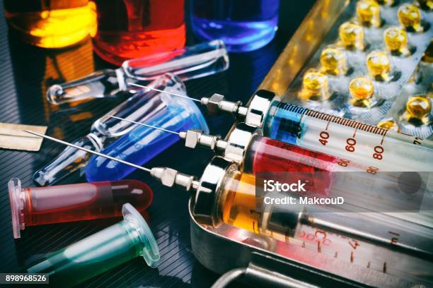 Jarum Suntik Dengan Obat Pada Kotak Sterilisasi Ampul Dan Botol Dengan
