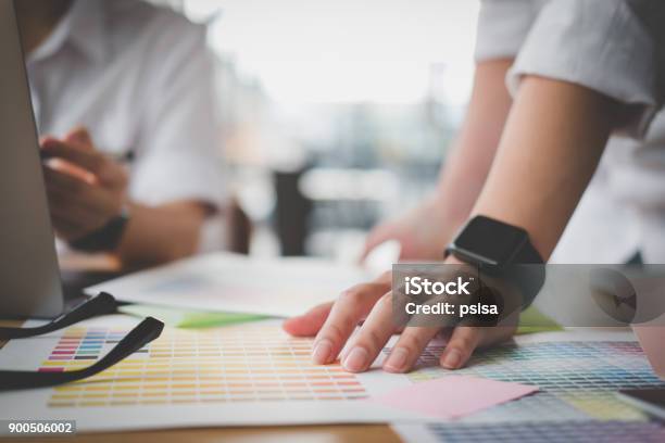 Desainer Grafis Atau Interior Memilih Warna Dari Sampel Swatch Atau