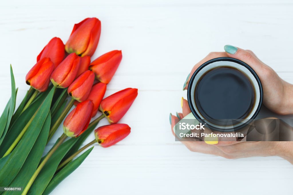 Tangan Wanita Memegang Cangkir Dengan Kopi Dan Tulip Merah Foto Stok ... Tangan Wanita Memegang Cangkir Dengan Kopi Dan Tulip Merah Foto Stok ...