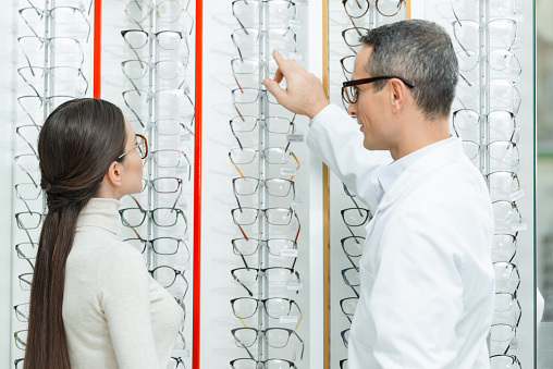 Oculist 광학에서 안경의 쌍을 선택할 수 있도록 여자의 모습 건강관리와 의술에 대한 스톡 사진 및 기타 이미지 건강