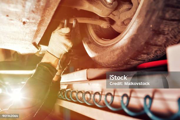 Mekanik Mobil Memeriksa Suspensi Mobil Yang Diangkat Di Stasiun Servis