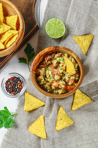 Guacomole은 전통적인 멕시코 소스 구성 된 강판된 아보카도 라임 주스 붉은 양파 토마토 마늘 및 고추 나 초 칩과 함께