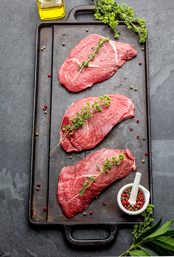 Steak Daging Sapi Mentah Dengan Bumbu Dan Rempahrempah Di Papan