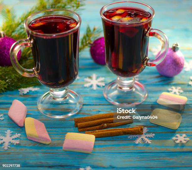 Mulled 와인과 나무 배경에 향미료의 뜨거운 음료 0명에 대한 스톡 사진 및 기타 이미지 0명 겨울 계절 Istock