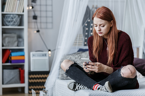 Photo Libre De Droit De Problématique Adolescente À Laide De Smartphone