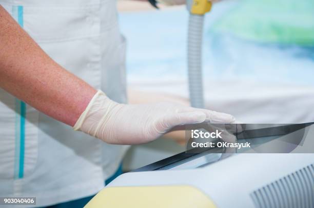 Cosmeticians 사무실에서 화장품 절차 가까이 레이저 장비를 조정 하는 미용사 Electrolysis에 대한 스톡 사진